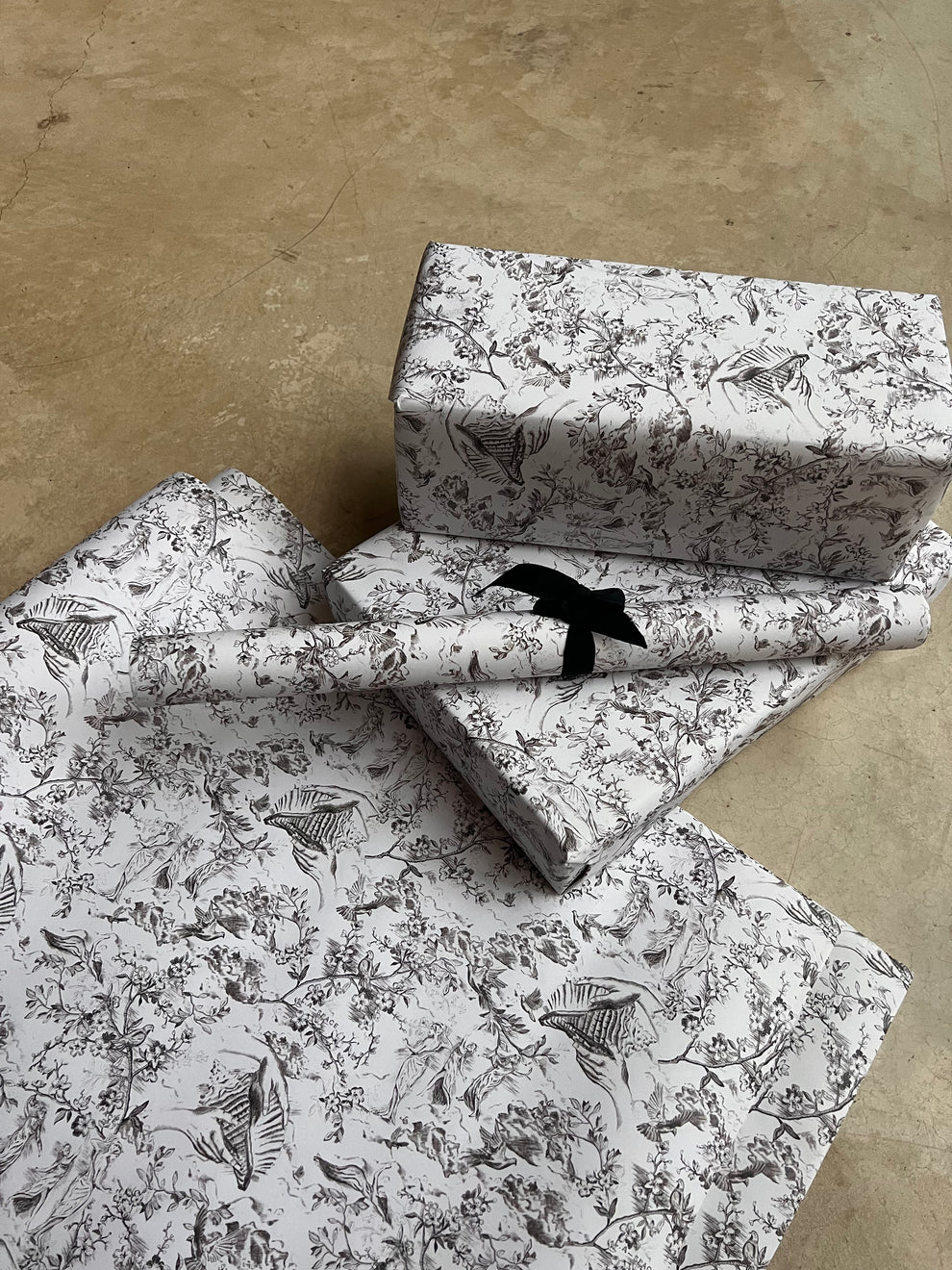 5 SIGNATURE TOILE GIFT WRAP SHEETS & 5 CARDS – L.A-S